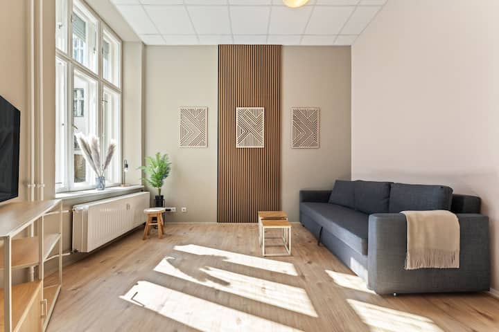 10-person Crew Spot–near Berghai&boxihagener Platz - Berlin