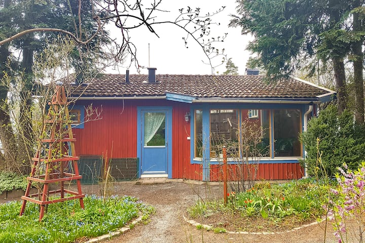 Mysigt Gästhus I Lummig Trädgård - Taberg