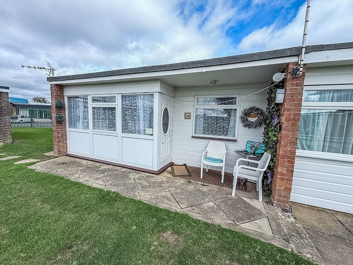 Seaside Chalet, Near Hemsby Beach Ref 83073s - Hemsby