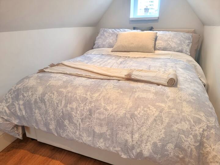Huge Loft Room In The Heart Of Acton - London, UK