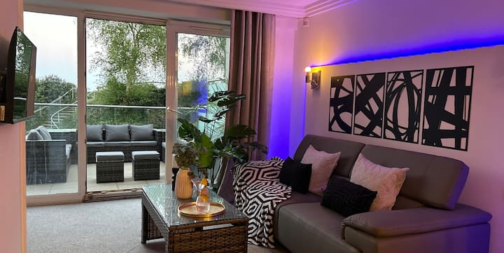Azure Apartment, Seafront - Bournemouth