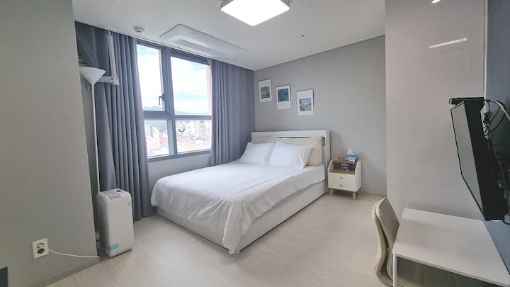 동해 파인앤유오션시티 1017호 라텍스 디럭스 퀸룸 - 동해시