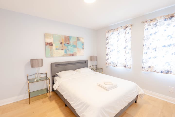Spacious 5b Home For Large Groups | Parking For 4 - Toronto