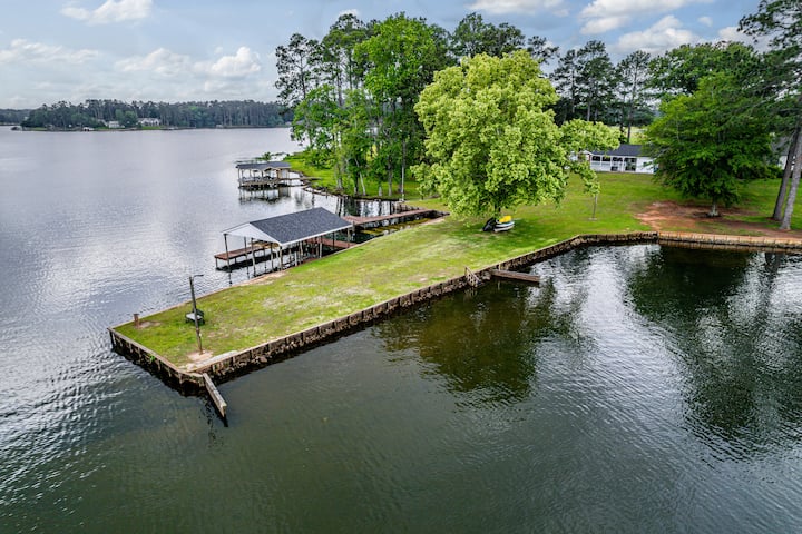 Prime Location! Sleeps 10, Game Room + More! - Milledgeville, GA