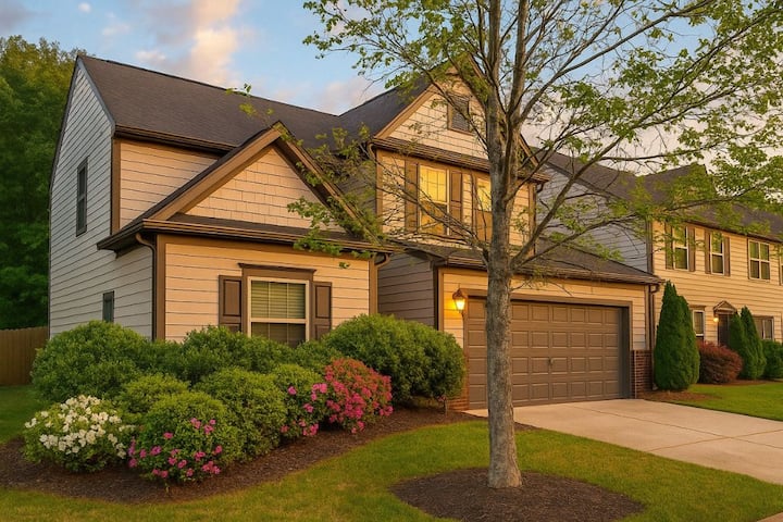 Luxe 4 Bed Retreat: Sleeps 8 & Mins Lake Lanier - Lake Lanier, GA