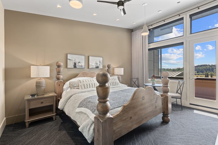Woodinville Luxury 2br | Views + Private Decks - Redmond, WA