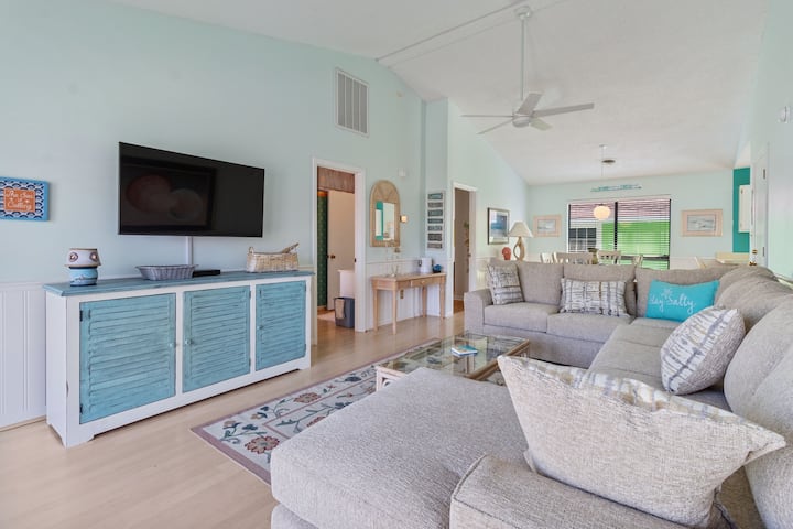 Ocean Vibes | Pet-friendly, Walk To Beach + Pool - Garden City, SC