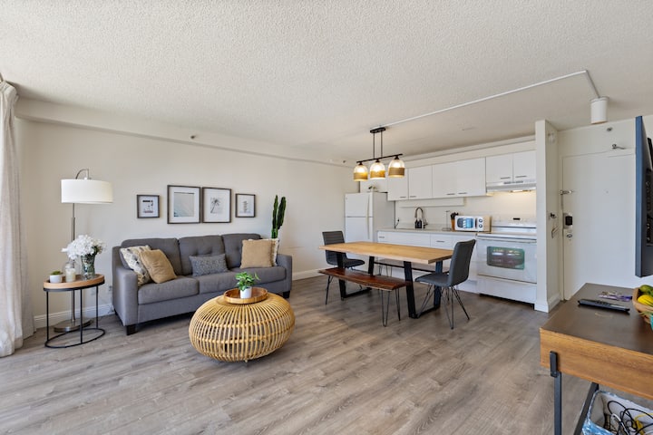 Waikiki Condo Sleeps 6 W/parking 1 Block To Beach - Honolulu, HI