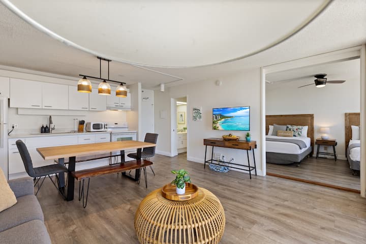 Waikiki Condo Sleeps 6 W/parking 1 Block To Beach - Honolulu, HI