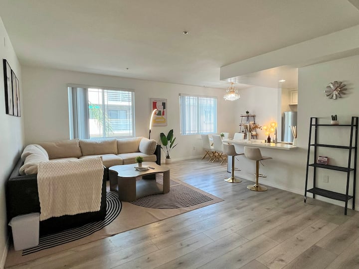 Elegant 2 Bed + 2 Bath With Parking - Beverly Hills, CA