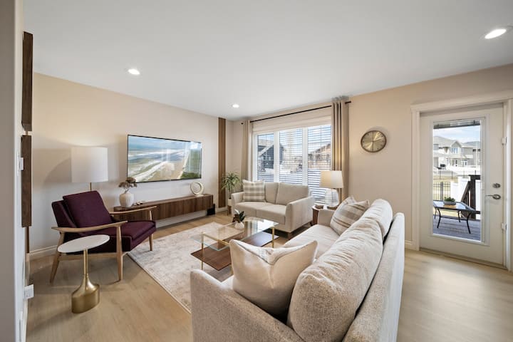 Vista In Vanier; A Tranquil City Stay & Park Views - Red Deer