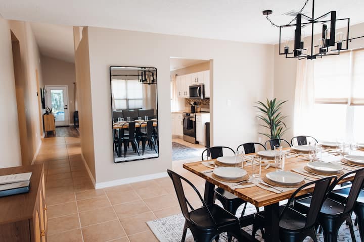 Golden Hour Getaway Walk To Beach & Pool Sleeps 10 - Destin, FL