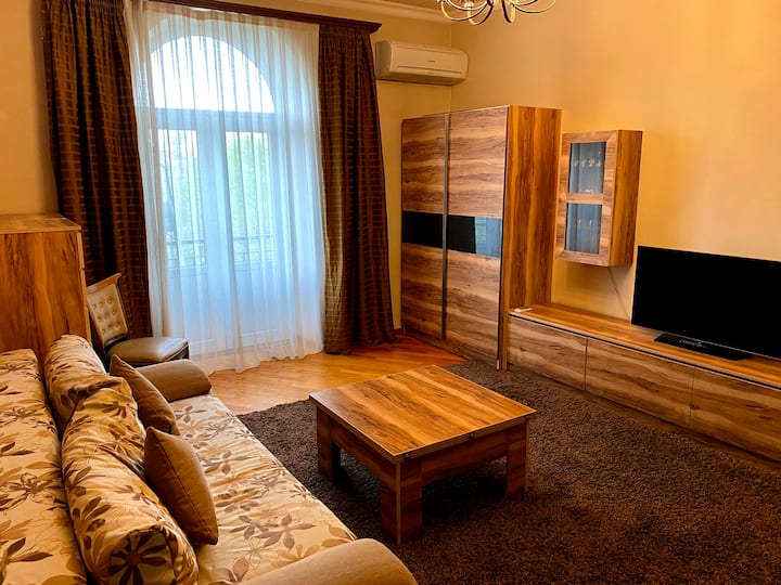 Sunny Central Apartment With Balcony And Park View - Jerevan