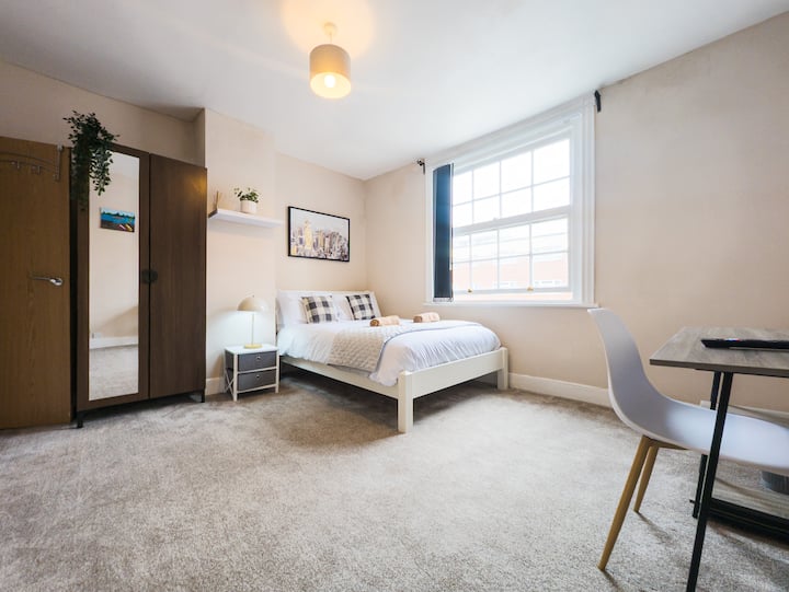 Friendly Double Room In Shared Apt | Free Parking - Gosport