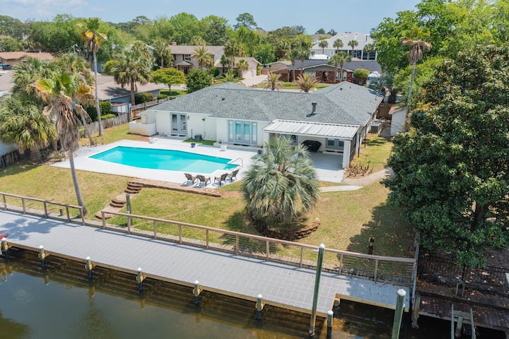 Pool,100ftboatdock,4bed/3bath! - Gulf Breeze, FL
