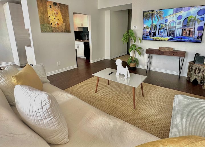 Beverly Deluxe|2 Bed & 2 Bath| Parking, Gym & Pool - Beverly Hills