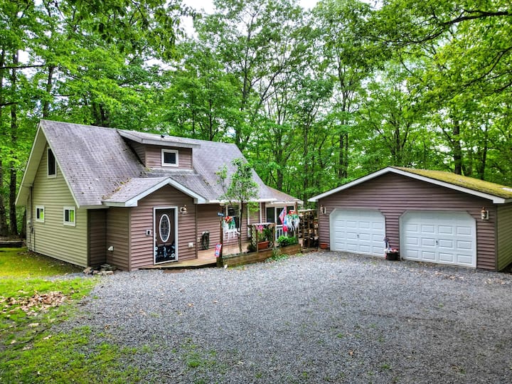 1mi To Lake Wallenpaupack | Backyard Firepit - Lake Wallenpaupack, PA