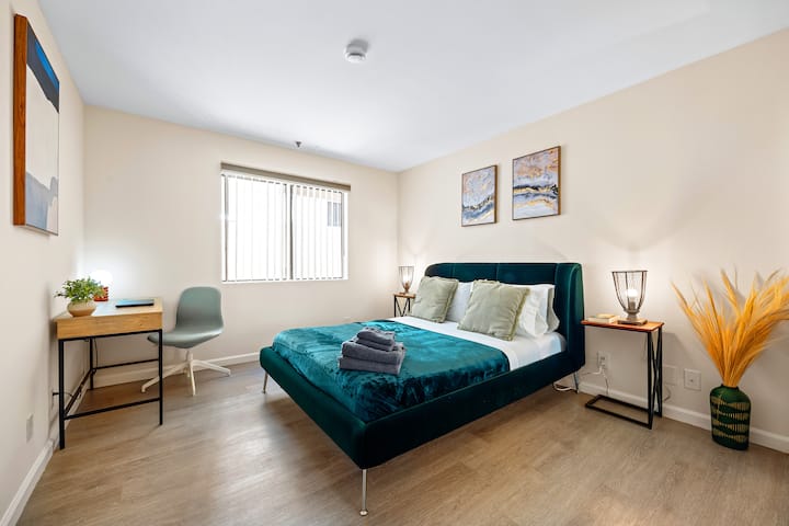 Hollywood Vacation | Modern Apt In Prime Location. - Los Angeles, CA