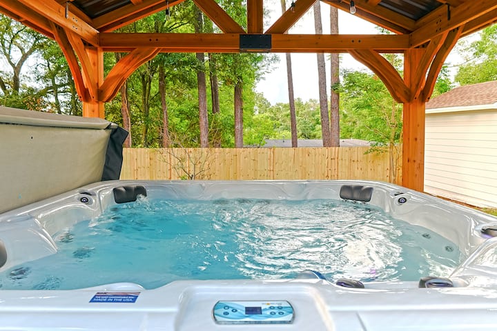 Hot Tub Hideaway For Pets And Family - Pensacola, FL