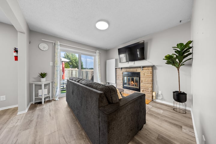 Whole 4br Home | Free Parking | 10 Mins To Dt - Ottawa