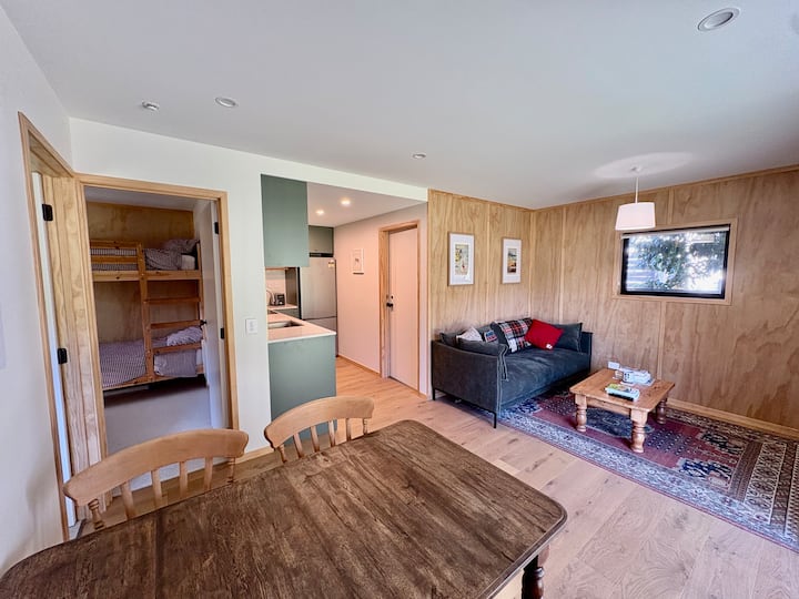 Sunny Arrowtown Garden Flat - Arrowtown