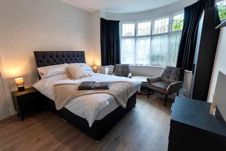 Double Room In Brand New 5 Bed Home + Wifi & Tv - Solihull