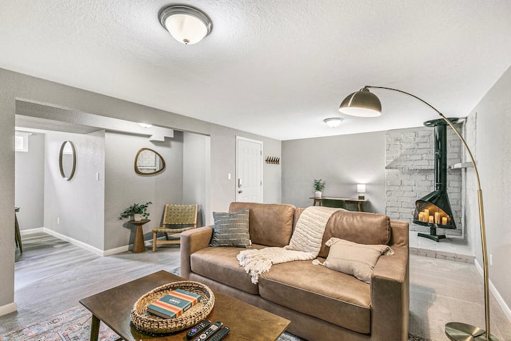 South Lakewood Apartment Near Belmar + Red Rocks - Lakewood, CO