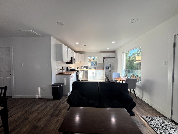 Furnished 4 Bd 2 Ba Home Near Samsung Plant |Wifi - Taylor, TX