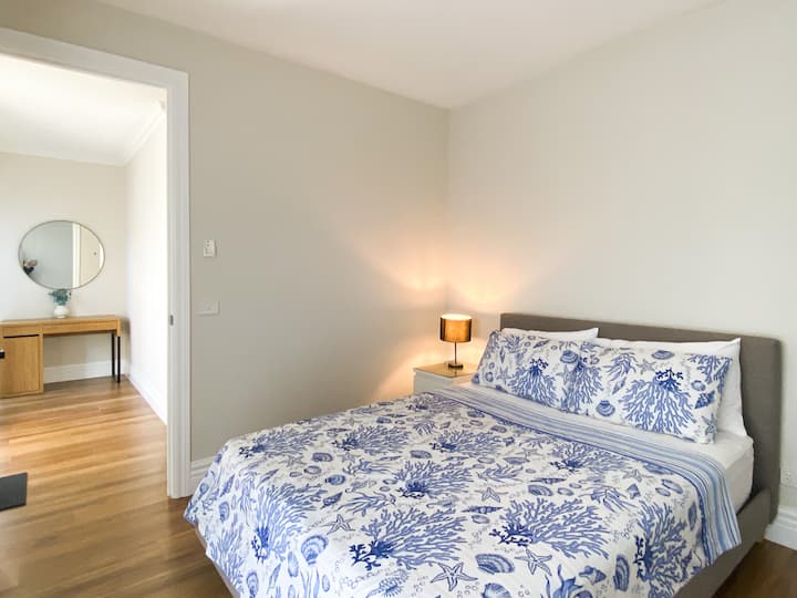 Spacious Queen Bedroom + Ensuite - 7km To City - Australië