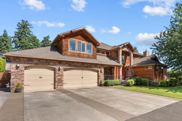 Columbia River Estate With Hot Tub, Sleeps 18 - Portland, OR