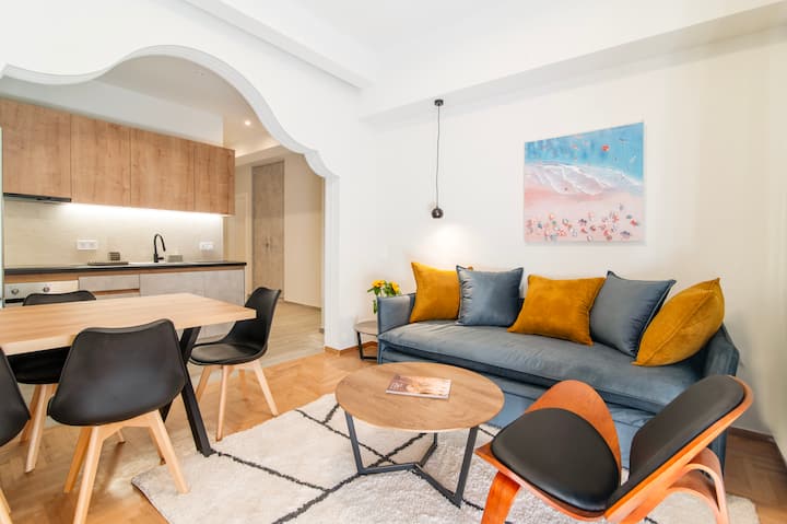 A42 Renov'25. 8' Acropolis Museum-heart Of Koukaki - Athens