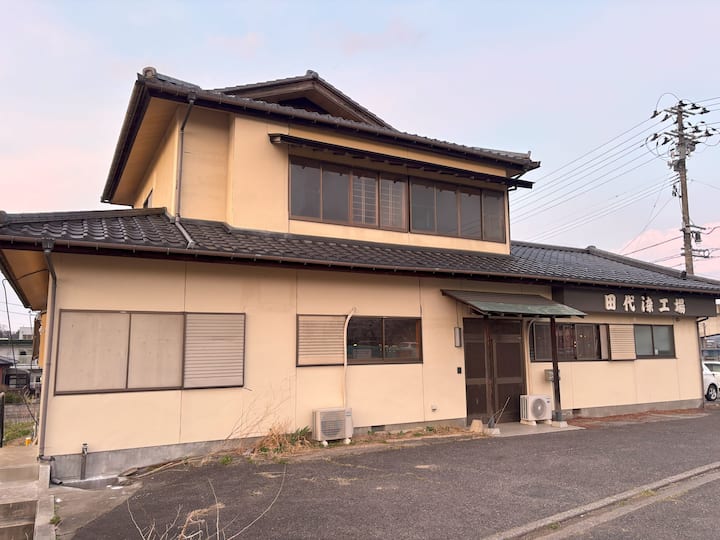 川沿いで景観も良く、駅にも近い広々としたゲストハウスの個室です - 郡山市