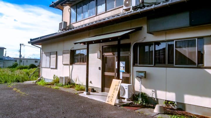 川沿いで景観も良く、駅に近い広々としたゲストハウスの4人部屋です【郡山本館(4人)】 - 고리야마시
