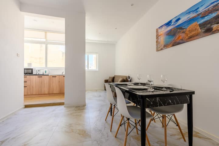 Bright & Airy Apt In Central Sliema - Sleeps 3 - Malta