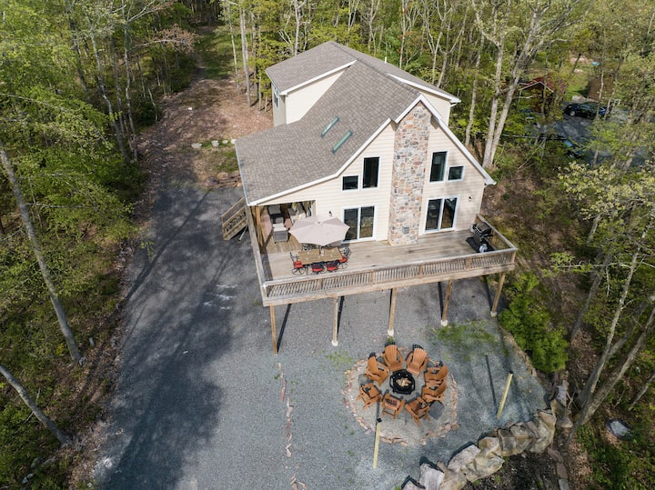 Large Rustic Chalet With Pool & Lake Access - Palmerton, PA
