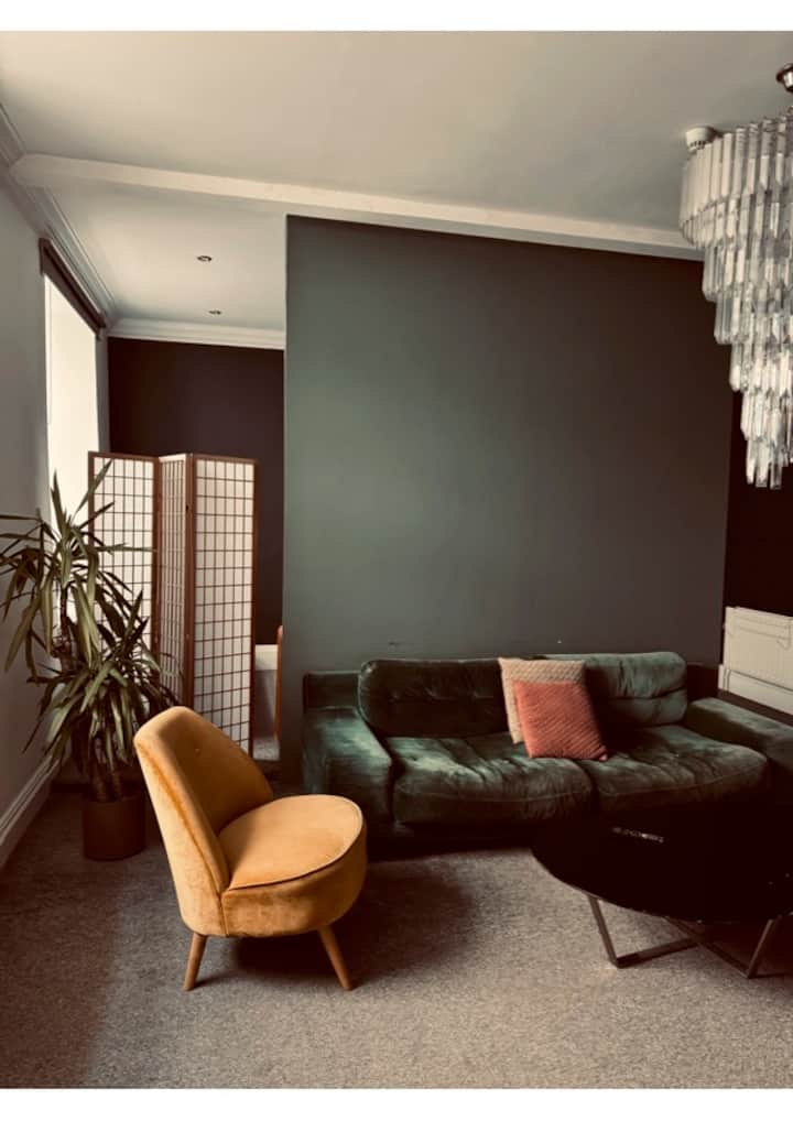 Large Flat In Old City In Bristol's Oldest Bank - Brístol