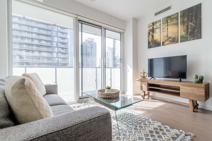 Urban Oasis In Trendy King West + 1 Free Parking - Toronto