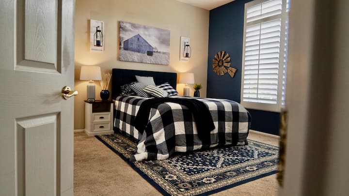 Bedroom & Private Bathroom At Cozy Corner Airbnb - Fallbrook, CA