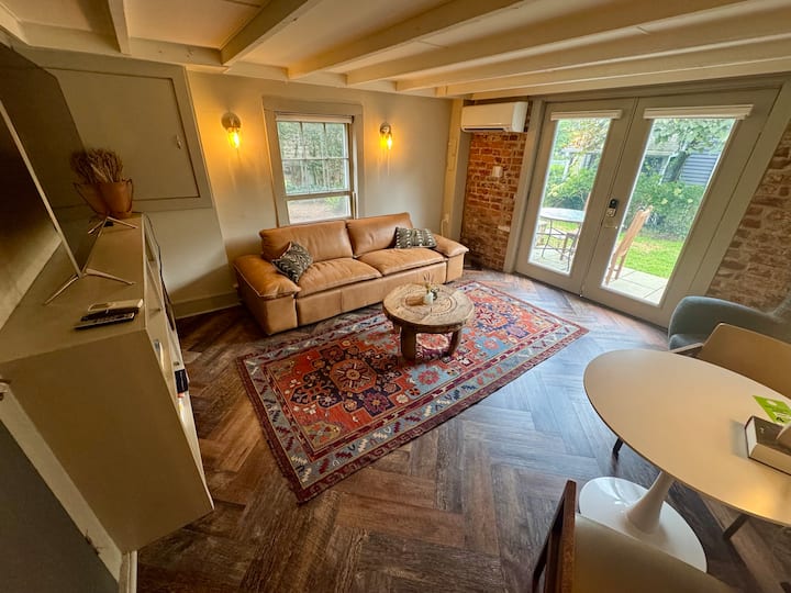 Walk-out Basement Apartment By The Downtown Mall - Charlottesville, VA