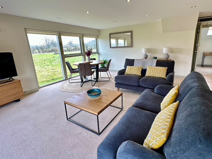 Luxury Apartment Set On Its Own With A Pool & Gym. - Glastonbury