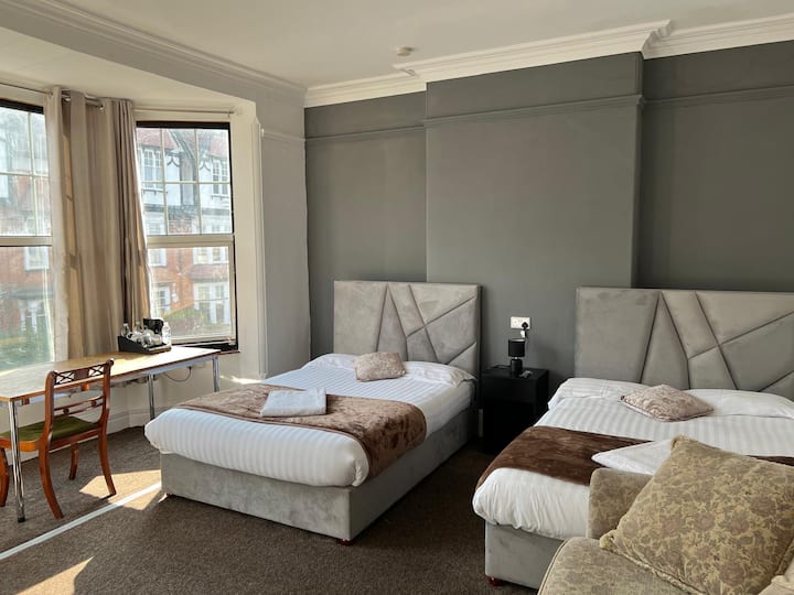 Family Room With Shared Bathroom In Leicester. - Leicester