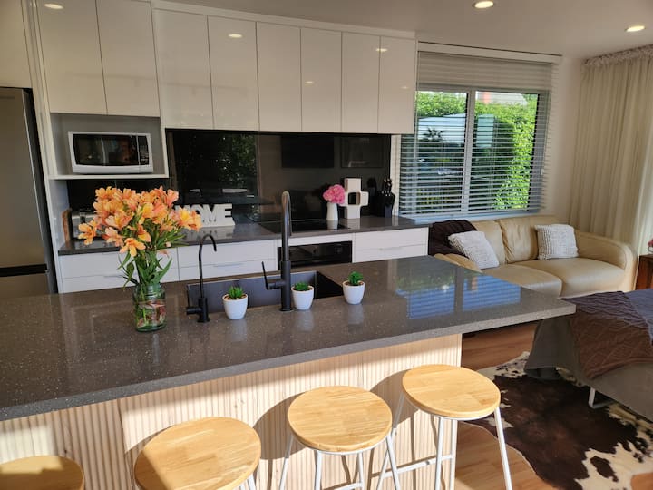 New Chic Two Bedroom Stand-alone - Auckland