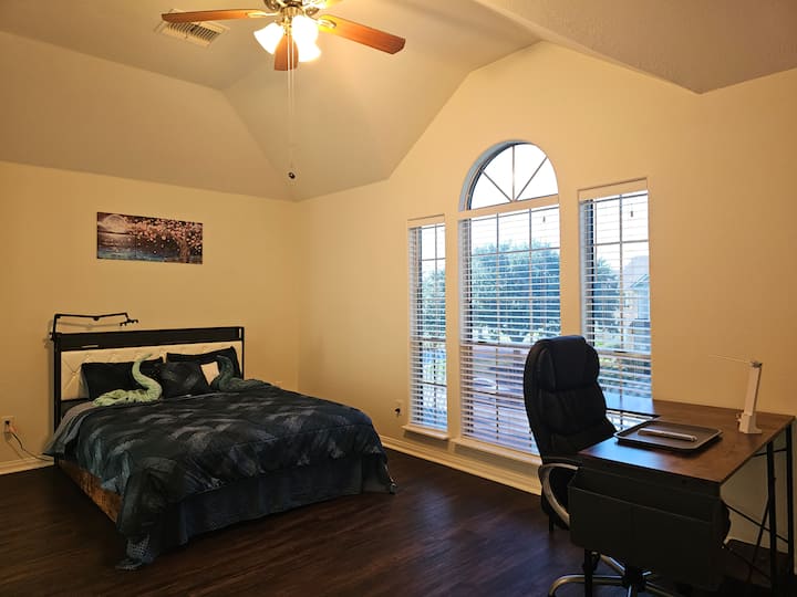 Very Large Primary Bedroom For 4 - Stafford, TX
