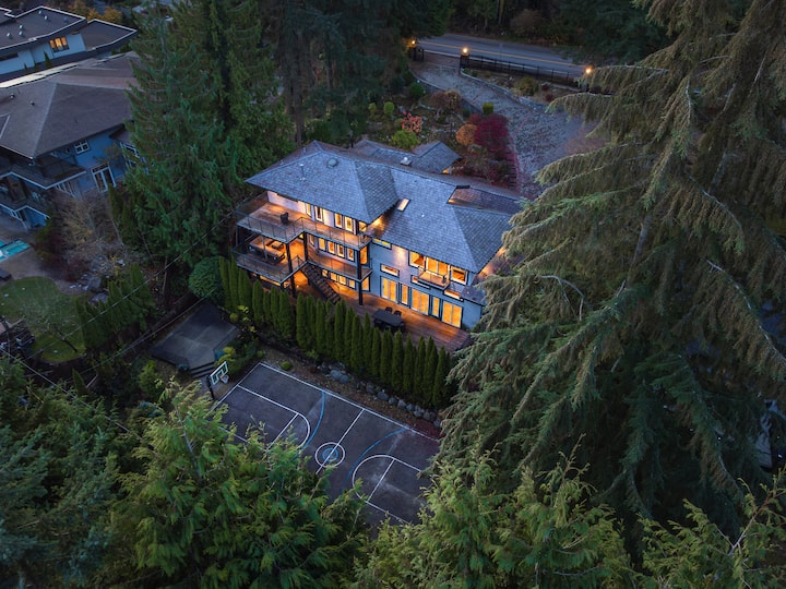 Upscale West Vancouver Estate With Movie Room - Canada