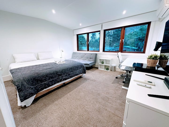 Big And Comfy Bedroom With Ac, Fridge And Smart Tv - Sydney