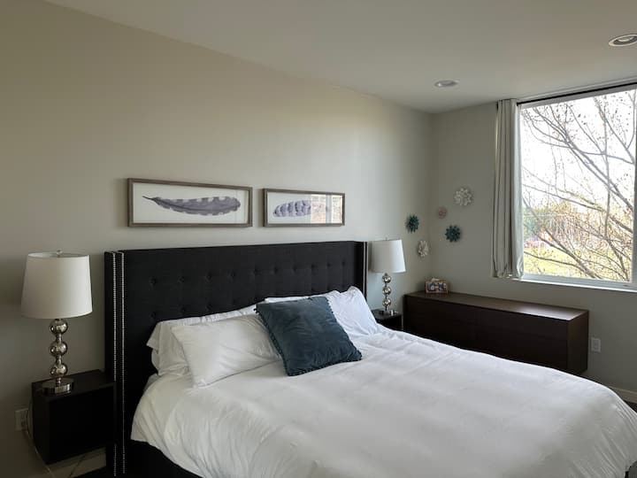 Bright Upscale Seattle-u Town Home! - Seattle, WA