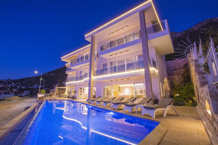 12 People In Kalkan Kızıltaş, Close To The Center - Kalkan