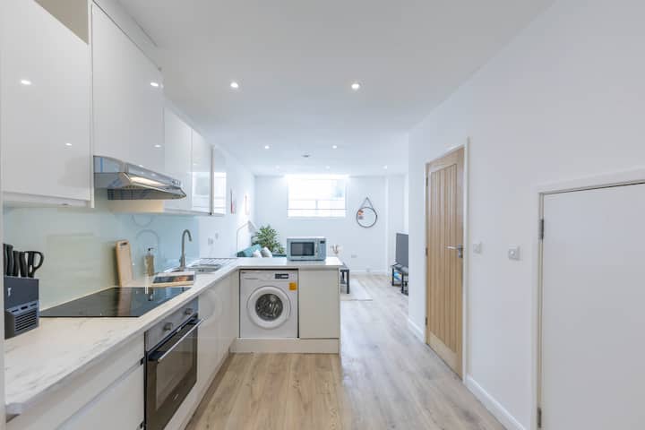 Sleeps 4 | Ideal For Contractors W/ Free Wi-fi - Newark-on-Trent