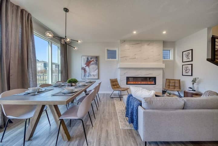 Beautiful Home; 4 Br 3 Ba, Ac, Desk - Calgary