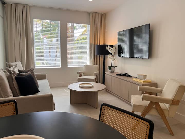Peaceful Corner Unit In South Of 5th Miami Beach - South Beach, FL